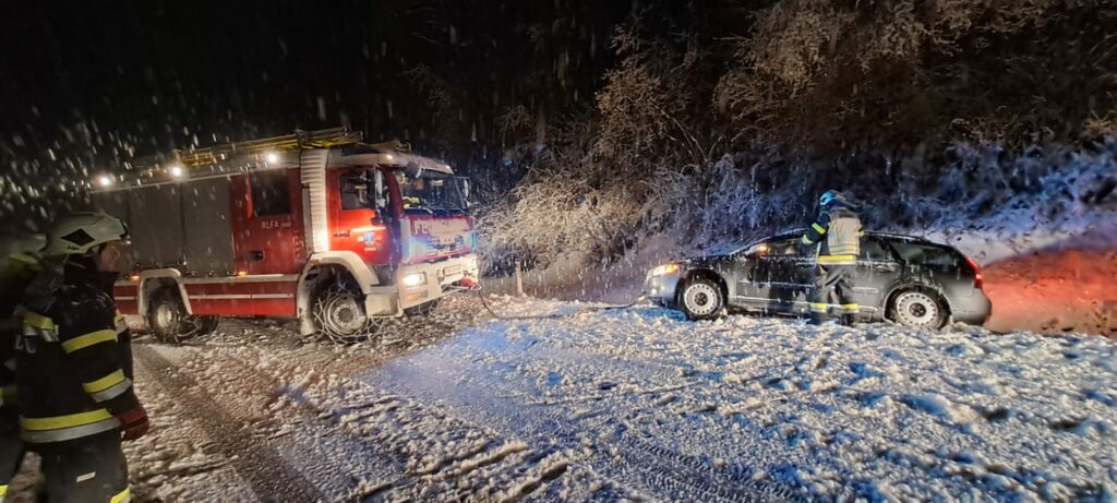 Heftiger Schneefall sorgt für zahlreiche Einsätze | Freiwillige ... Heftiger Schneefall sorgt für zahlreiche Einsätze | Freiwillige ...